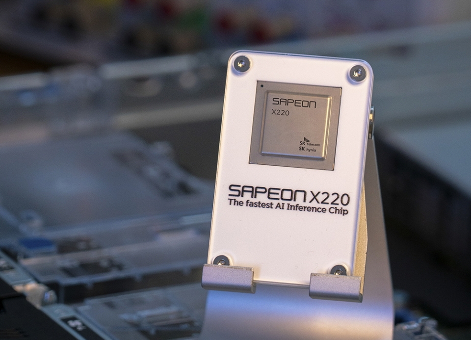 [이슈] SKT, 국내 최초 데이터센터용 AI 반도체 ‘사피온(SAPEON)’ 출시... 연내 첫 납품 예정