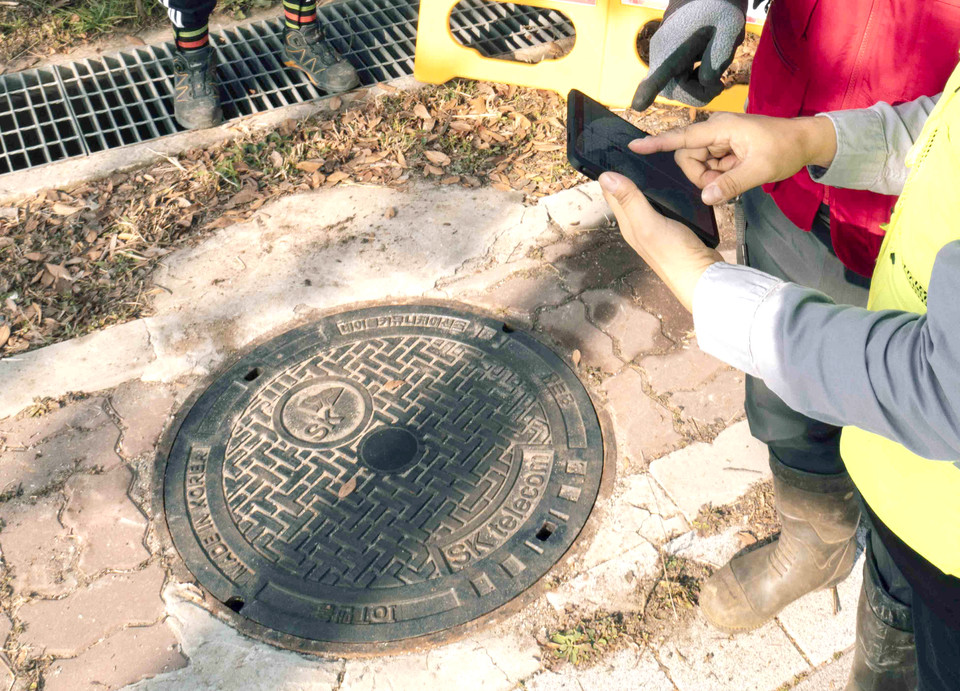 SKT·SK쉴더스·네이블컴즈, 맨홀 내부 안전사고 인공지능 · IoT기술로 예방한다