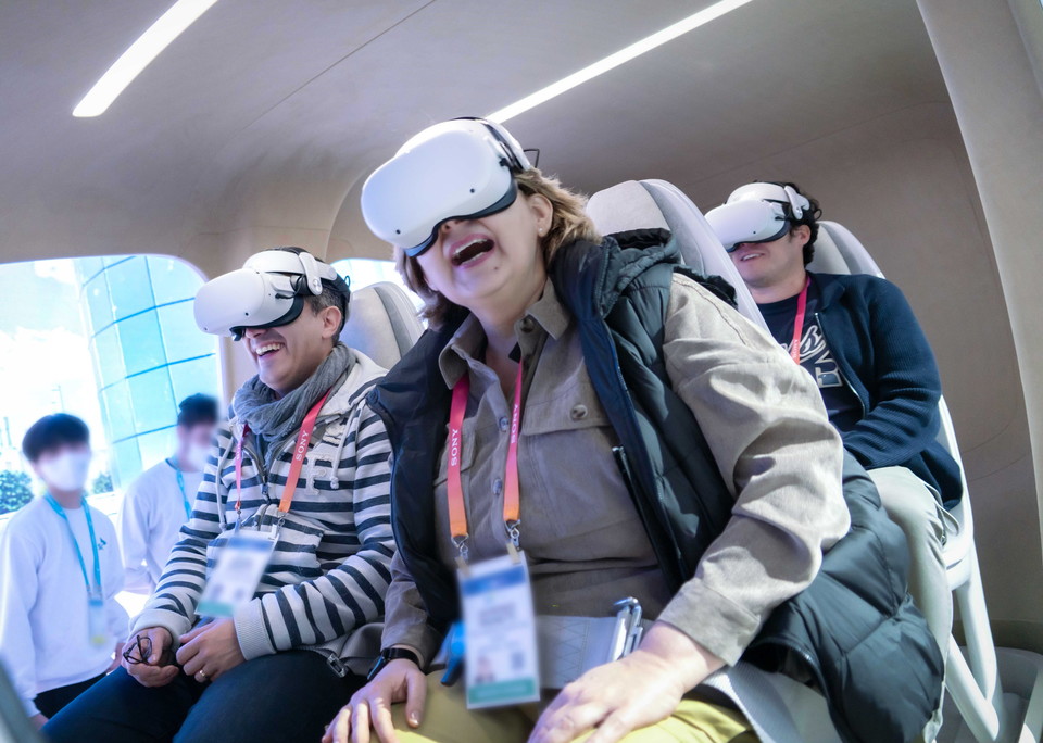 SK텔레콤, 2030년 부산 상공 비행하는 가상 UAM 체험 CES 관람객 환호