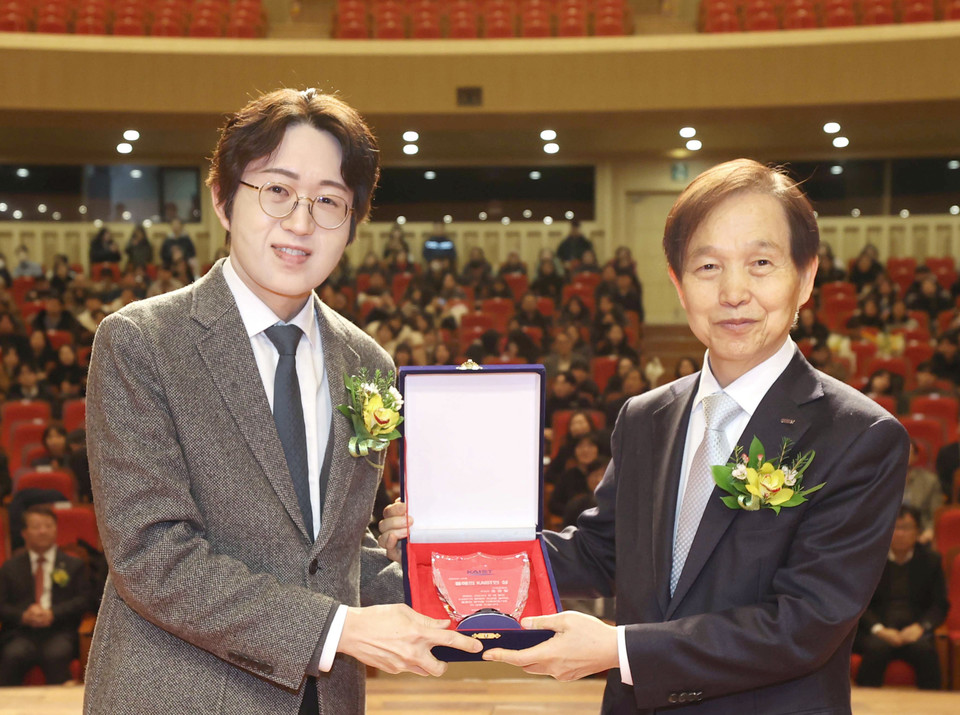 공경철 교수, 올해의 KAIST인상 수상...웨어러블 로봇 ‘워크온 슈트 F1’ 개발