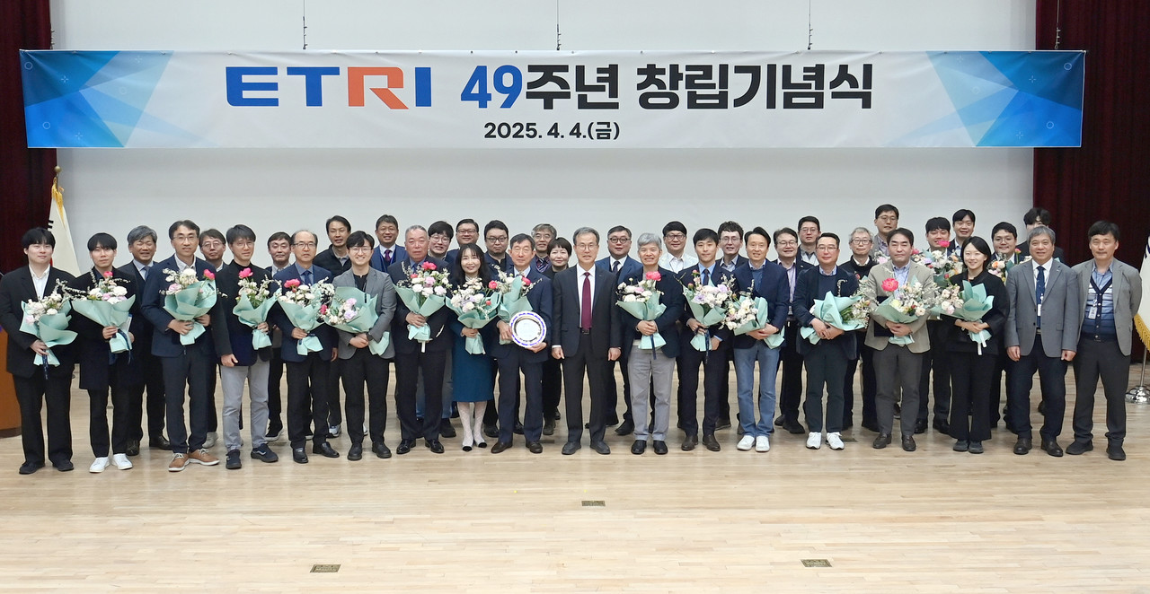 올해의 ETRI 연구자상에 엄용성 박사...세계 최초 미니·마이크로 LED 공정 혁신