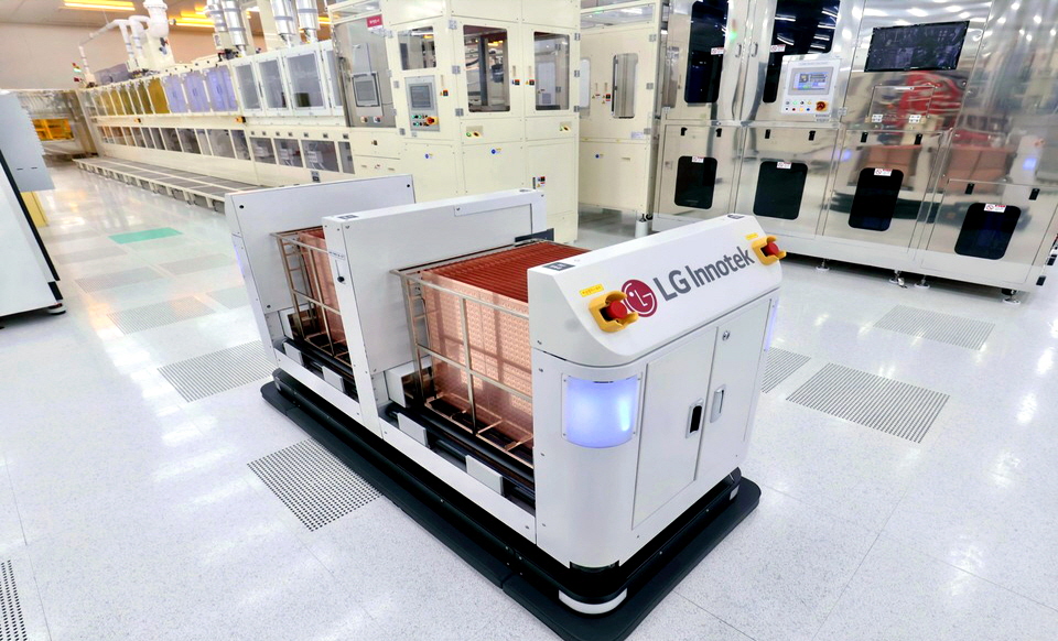 인공지능·로봇으로 무장한 LG이노텍 구미 '드림팩토리' ... 생산 데이터 축적해 AI 고도화와 무인화로 수율·품질 안정화 집중