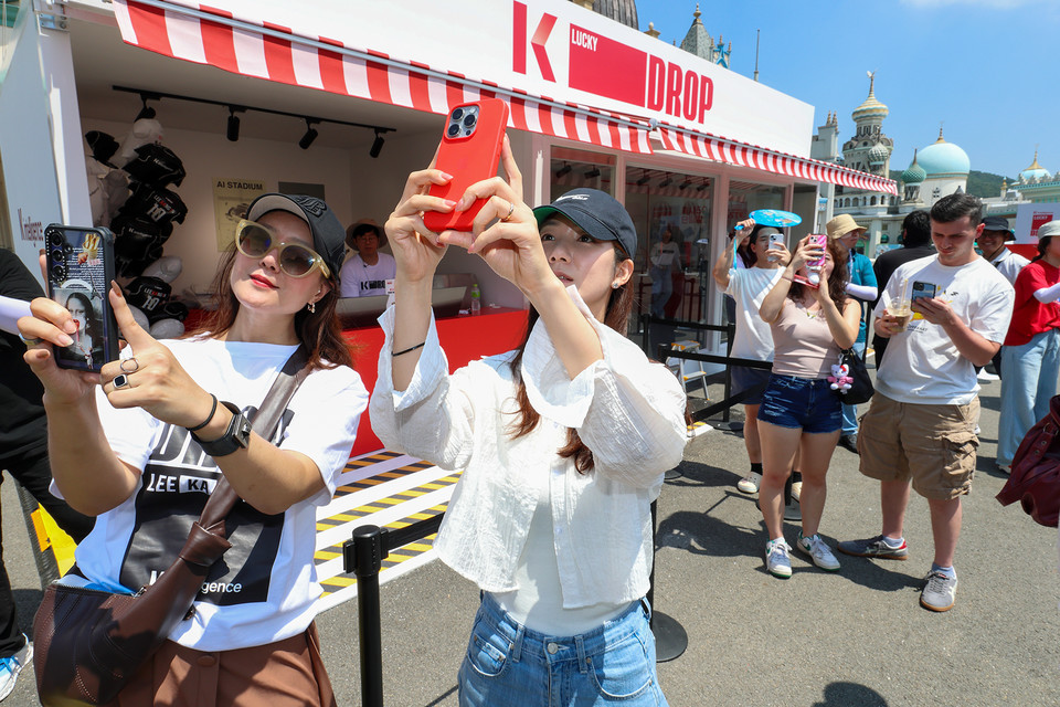 “AI 이강인이 삼행시 지어줘요”...KT, ‘K intelligence LUCKY DROP’ 첫 행사 성황